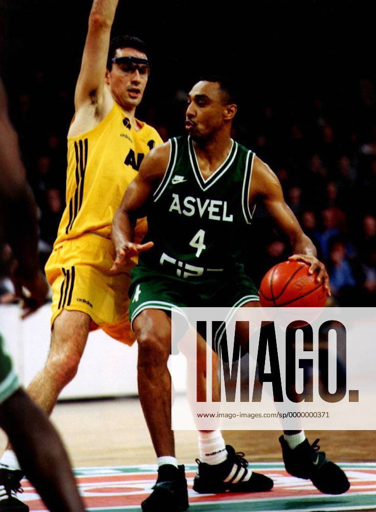 Delaney Rudd (AS Villeurbanne, re.) gegen Stefan Baeck (ALBA Berlin ...