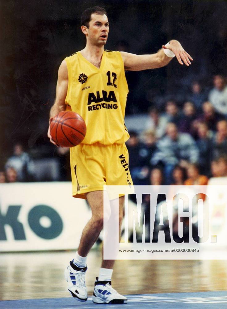 Radenko Dobras (ALBA) gibt Anweisungen Basketball 1. BL Herren Saison ...