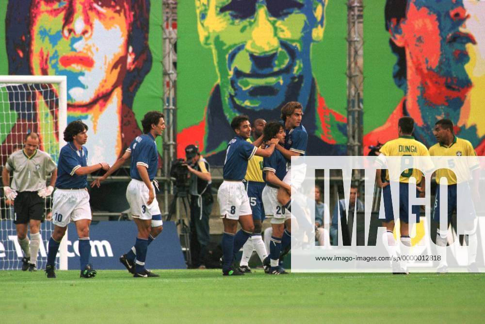 Jubelnde Italiener, v.l.: Demetrio Albertini, Paolo Maldini, Roberto Di ...
