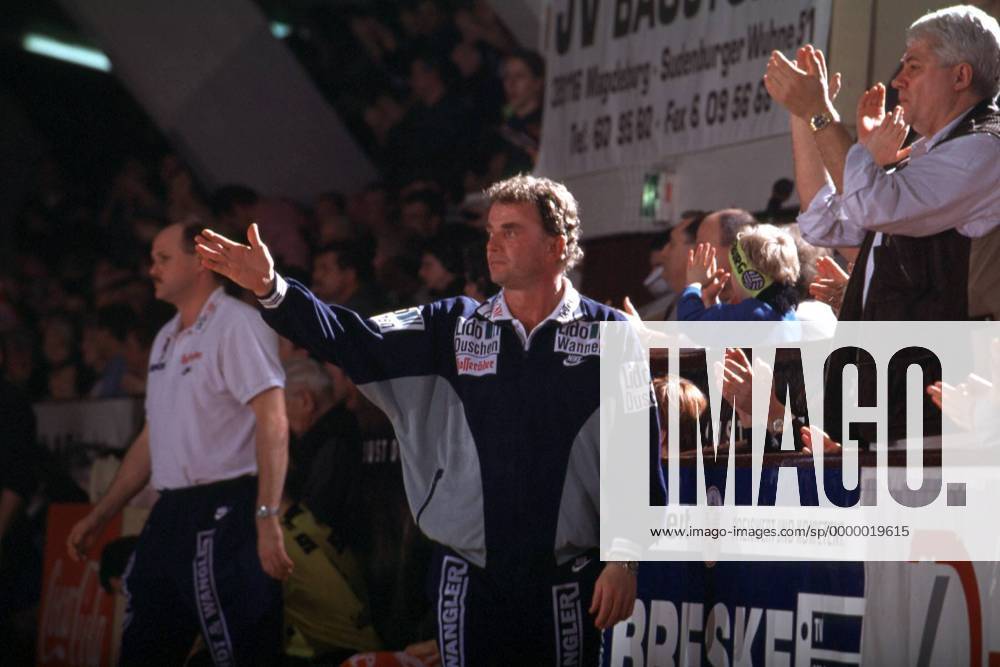 Coach Lothar Doering mit Anweisungen am Spielfeldrand Handball Herren ...