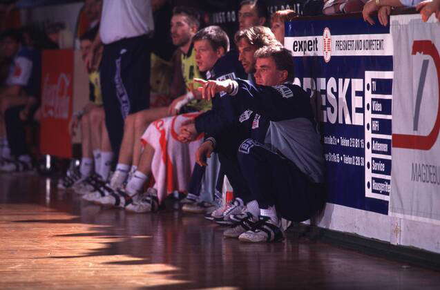 Coach Lothar Doering mit Anweisungen am Spielfeldrand Handball Herren ...