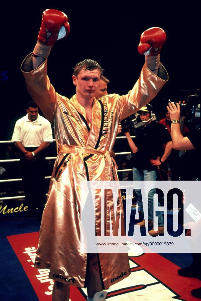 Torsten May hebt die Arme als Sieger Boxen Herren Profiboxen, Cruisergewicht: Torsten May - Saul