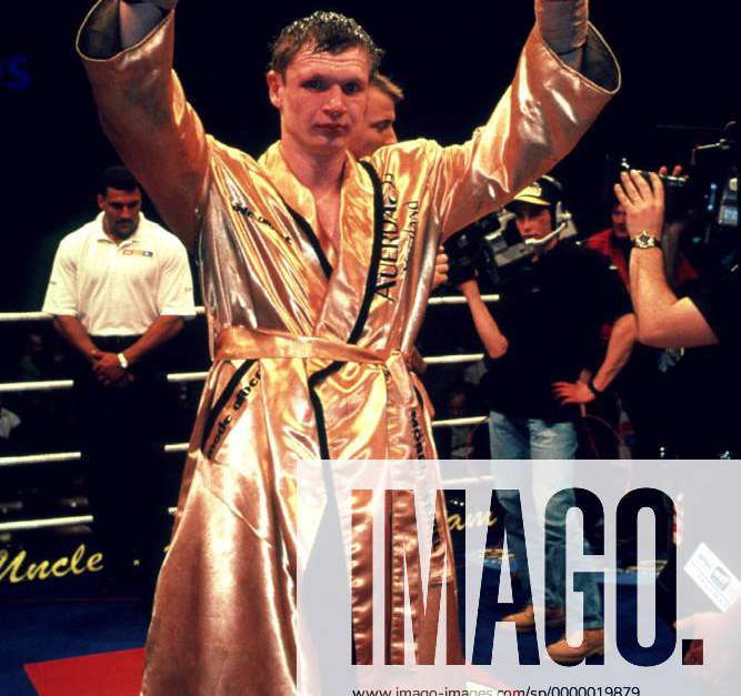 Torsten May hebt die Arme als Sieger Boxen Herren Profiboxen ...