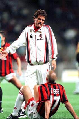 Christian Ziege, Trainer Fabio Capello im Gespräch Fußball Herren Opel ...