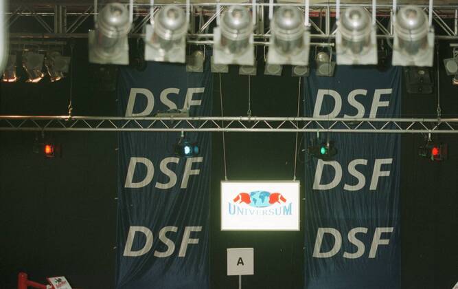 DSF, TV, Fernsehen, Fernsehtechnik, Übertragung, Kamera und ein Schild ...