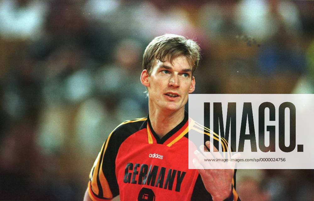 Wolfgang Kuck diskutierend Volleyball Qualifikation Herren EM ...