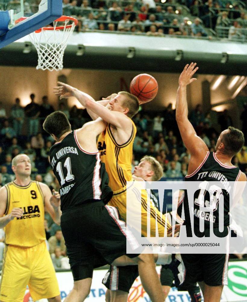 Henrik Rödl wird hier von Norrnan Froemel gefoult, Christian Welp (9 ...