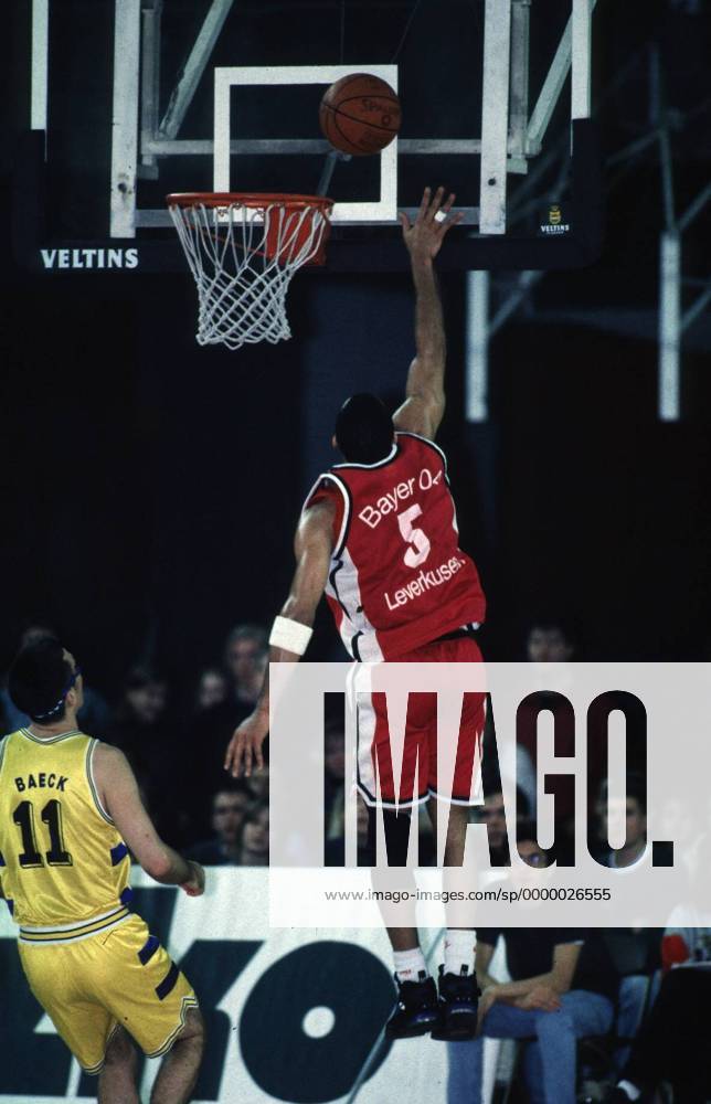 Der Leverkusener Garrick macht den Korb, ALBA-Spieler Stephan Baeck ...