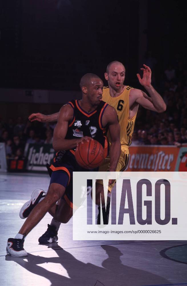 Der Bamberger Derrick Phelps zieht mit Ball am Berliner Sasa (Sascha ...