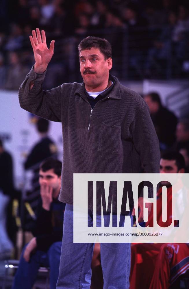 Der Gießener Coach Hans Brauer mit erhobenem Arm Basketball 1. BL ...