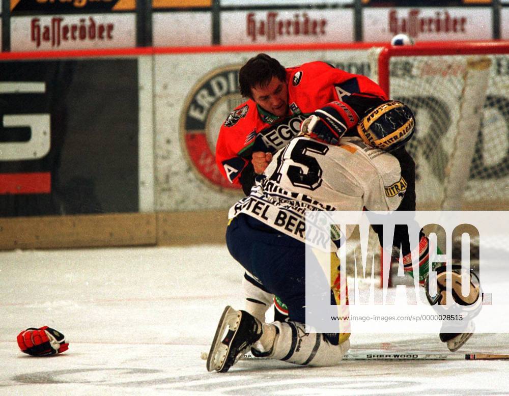 Eisbären-Spieler Yvon Corriveau (unten) und der Augsburger Valentino ...