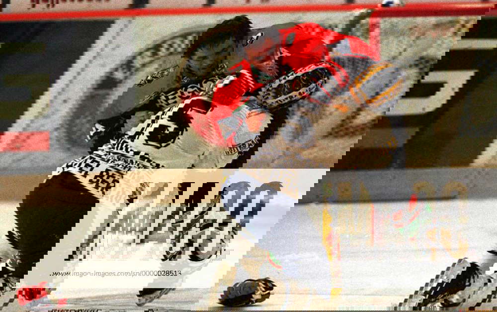 Eisbären-Spieler Yvon Corriveau (unten) und der Augsburger Valentino ...