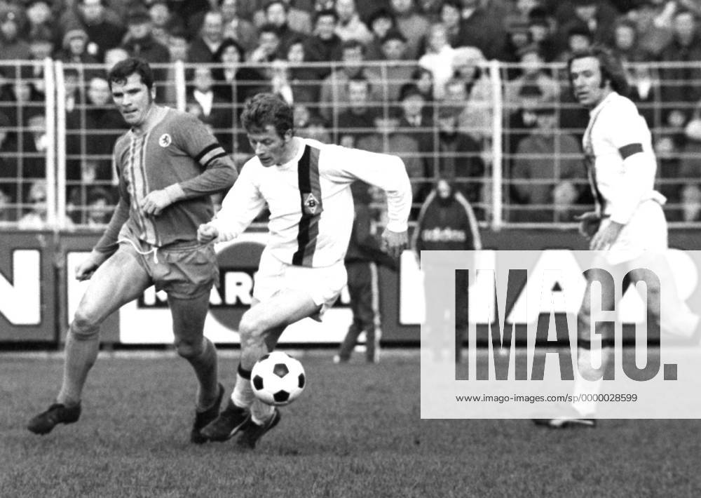 Herbert Wimmer im Zweikampf mit Lothar Ulsass Fußball 1. BL Herren 1 ...