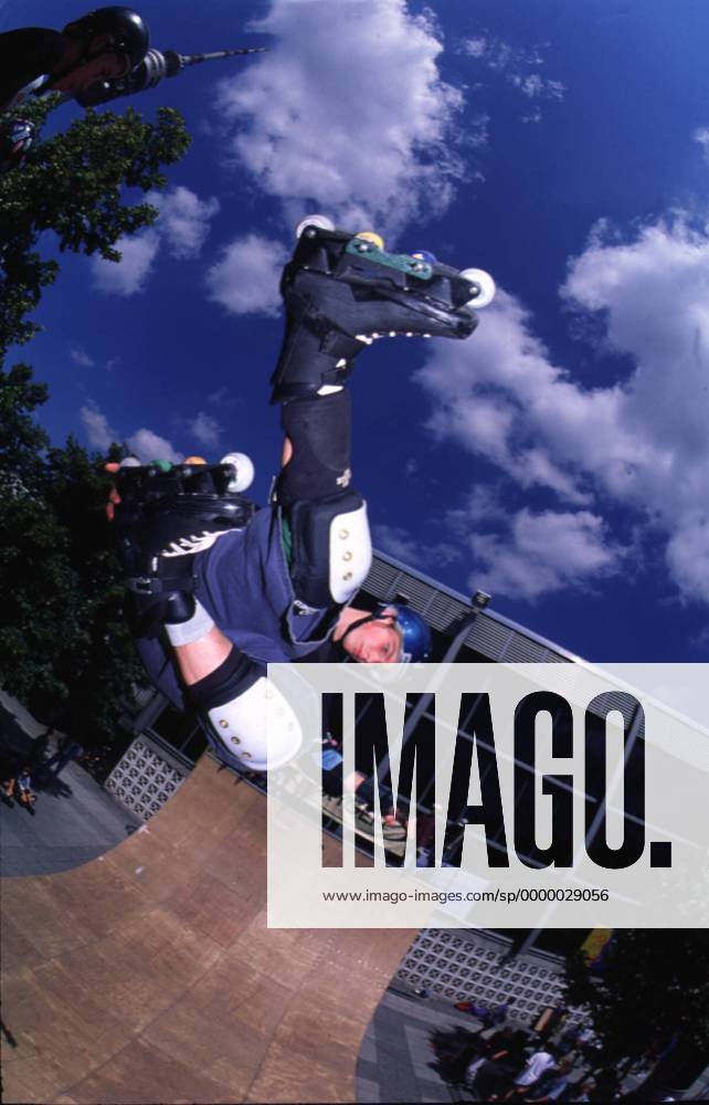 Ein Inline-Skater close in der Luft mit den Skates zur Kamera Inline ...