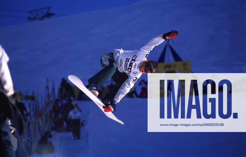 Snowboarder Stefan Gruber bei einem Method mit Footgrab, Grab Snowboard ...