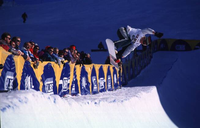Snowboarder Stefan Gruber bei einem Method mit Footgrab, Grab Snowboard ...