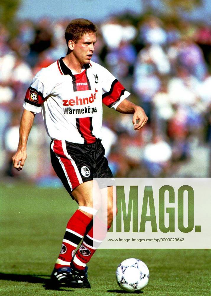 Der Freiburger Torben Hoffmann mit Ball Fußball 2. BL Herren Saison 1997 98: SC Freiburg Einzelbild
