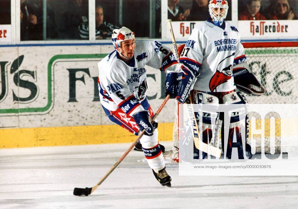 Paul Stanton am Puck, im Tor: Torwart Mike Rosati Eishockey DEL Herren ...