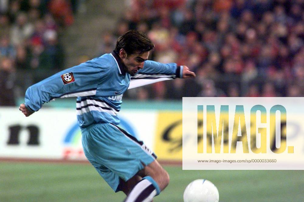 Miroslav Stevic am Ball Fußball 1. BL Herren 1. Bundesliga, Saison 1997 ...