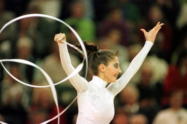 Elena Vitrichenko bei ihrer Übung mit dem Band im Seitenprofil ...