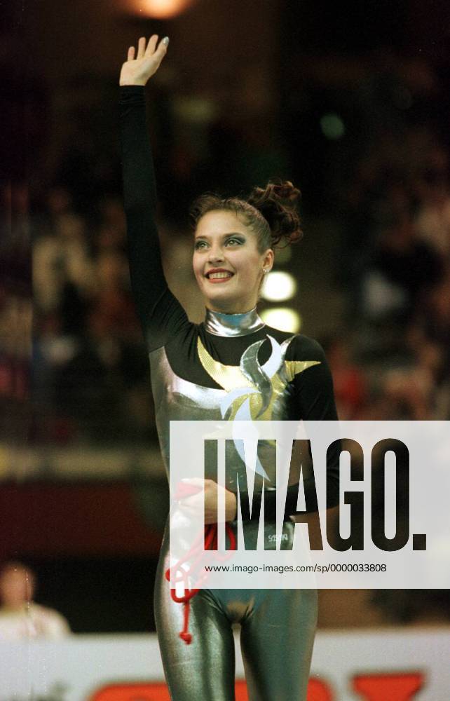 Elena Vitrichenko nach ihrer Übung mit dem Seil den Zuschauern winkend ...