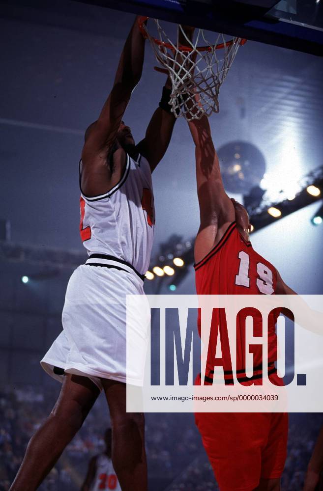 Vin Baker von den Milwaukee Bucks setzt zum Dunk an Basketball Herren ...