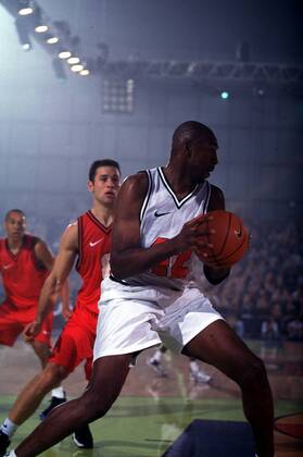 Vin Baker von den Milwaukee Bucks setzt zum Dunk an Basketball Herren ...