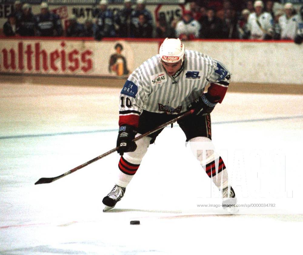 Der Berliner Brian Bellows mit Puck, Scheibe Eishockey DEL Herren ...