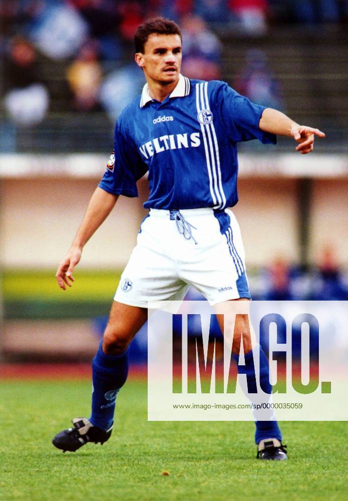 Martin Max mit Fingerzeig Fußball 1. BL Herren Saison 1997 98: FC Schalke