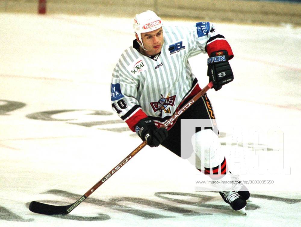 Caps - Stürmer Brian Bellows auf dem Eis Eishockey DEL Herren Saison ...