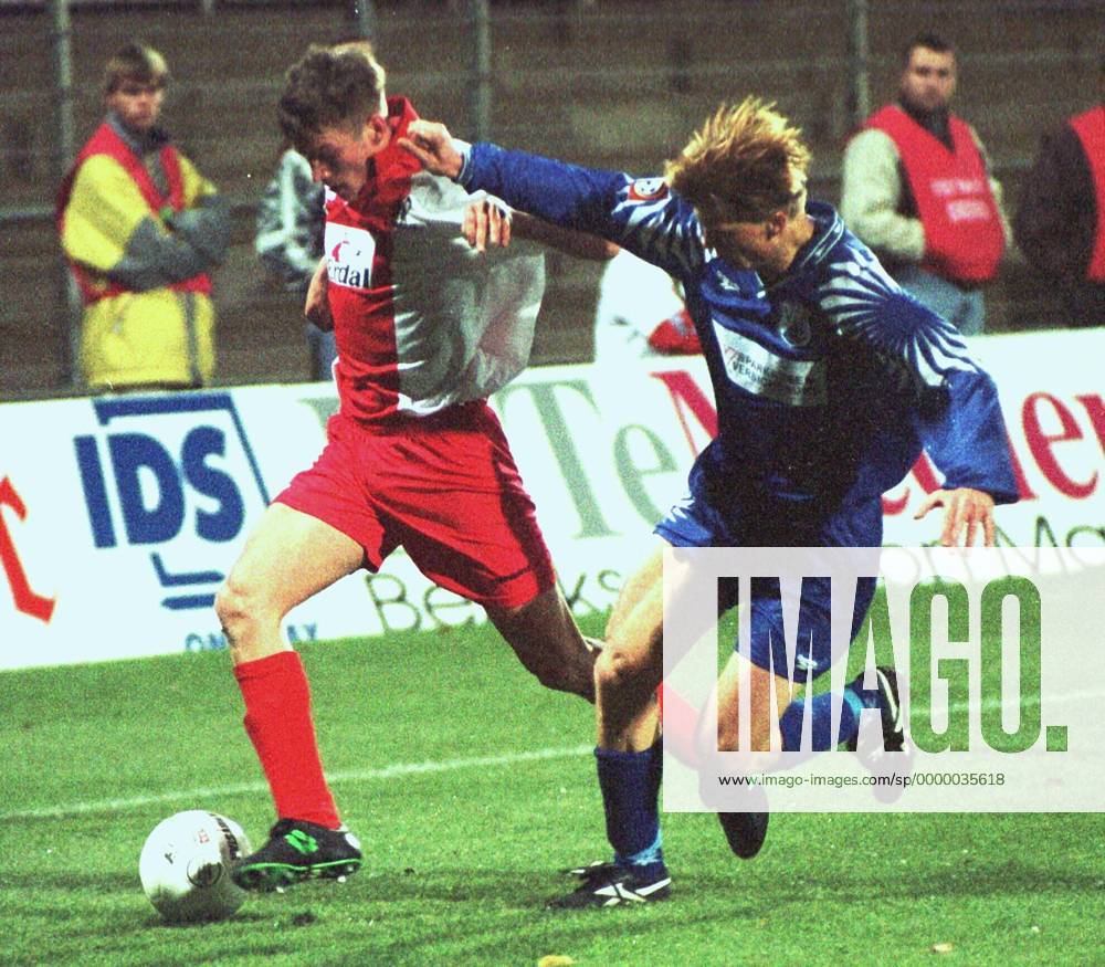 Der Mainzer Dennis Probst mit Ball gegen Matthias Maucksch Fußball 2 ...