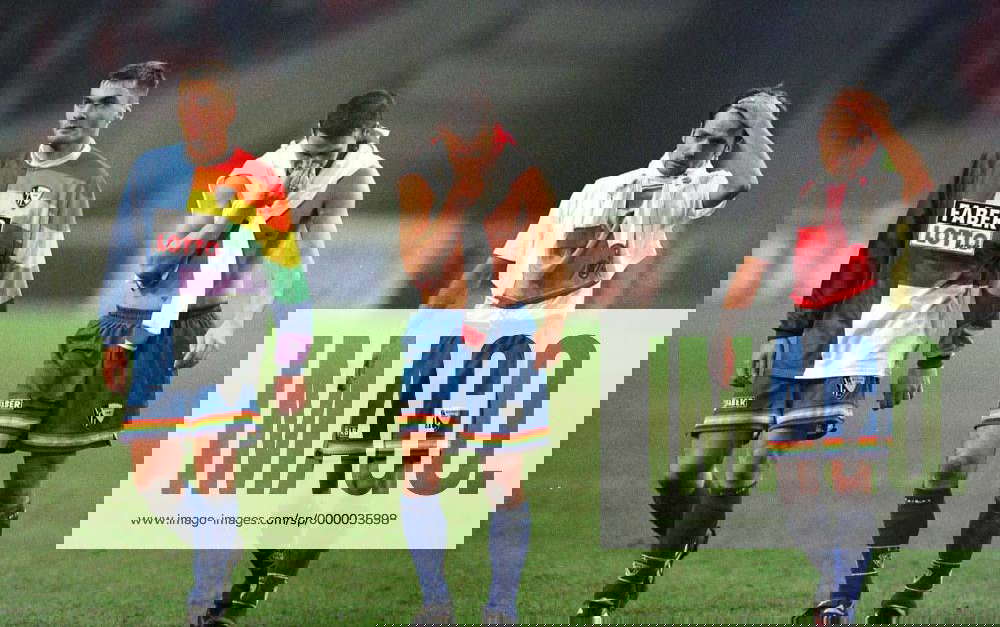 Geknickte Bochumer verlassen die Arena, v.l. Thomas Reis, Axel Sundermann, Peter Peschel Fußball EC