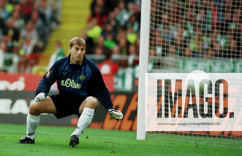 Torwart Stefan Klos setzt zu einer Parade an Fußball 1. BL Herren ...