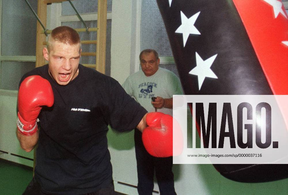 Rüdiger May am Sandsack, im Hintergrund Coach Darkie Smith Boxen Herren ...