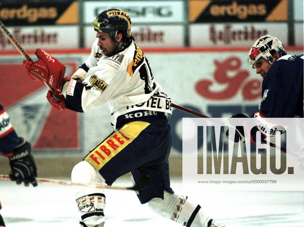 Eisbär Yvon Corriveau versucht sich von Martin Ullrich loszureißen, mit ...