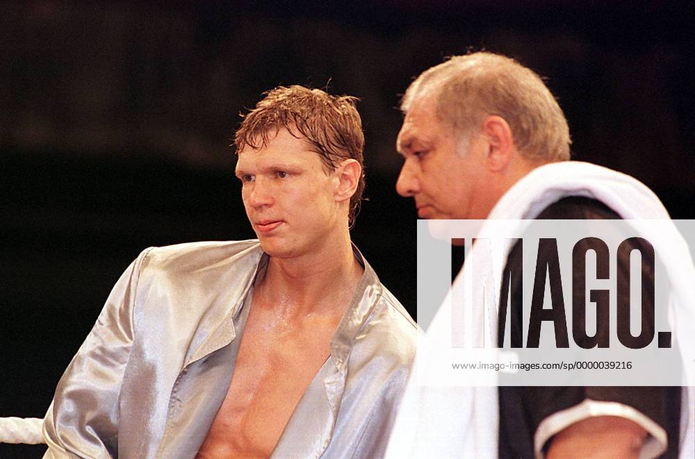 Torsten May deprimiert nach der Aufgabe, mit Coach Darkie Smith Boxen ...