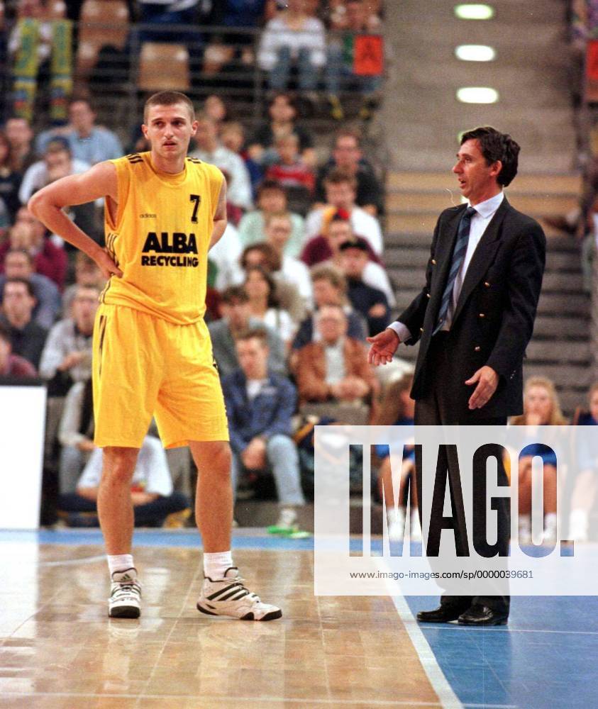 Berlins Marco Pesic mit Coach Svetislav Pesic an der Seitenlinie ...