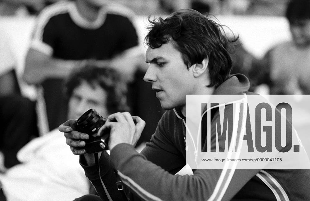 Igor Nikulin versucht mit einem Fotoapparat klarzukommen Leichtathletik Herren Internationales