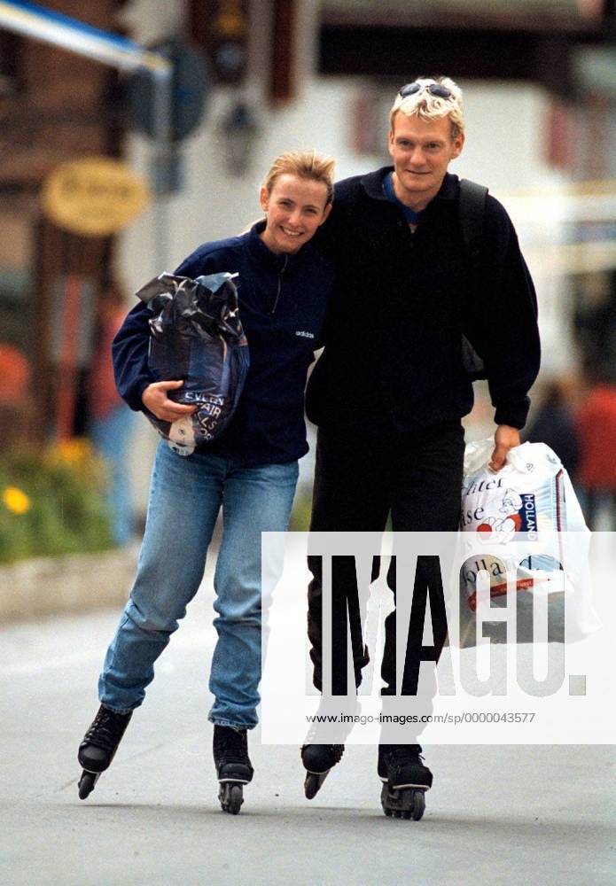 Sabine Völker und ihr Freund Lars Funke beim Shopping auf Inline Skates ...