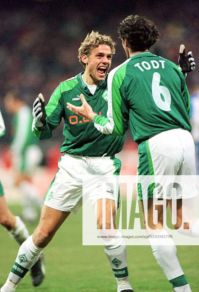 Havard Flo jubelt über seinen Siegtreffer Fußball 1. BL Herren Saison ...