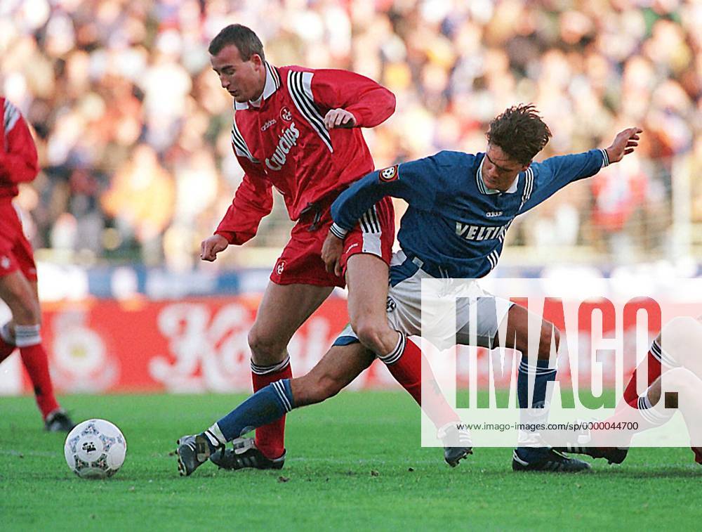 Lauterns Michael Schjönberg-Christensen (li.) beim Duell um den Ball ...
