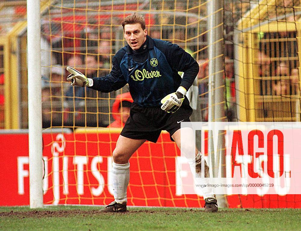 Torwart Stefan Klos weist die Mauer ein Fußball 1. BL Herren Saison ...