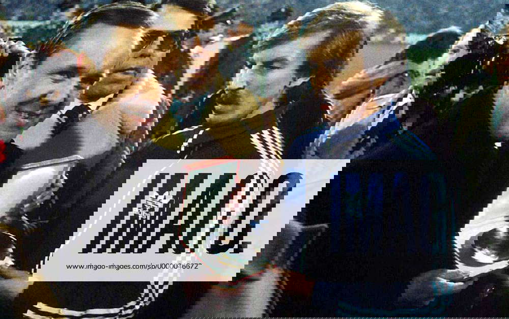 Jürgen Grabowski wird von Frankfurts Oberbürgermeister Walter Wallmann ...