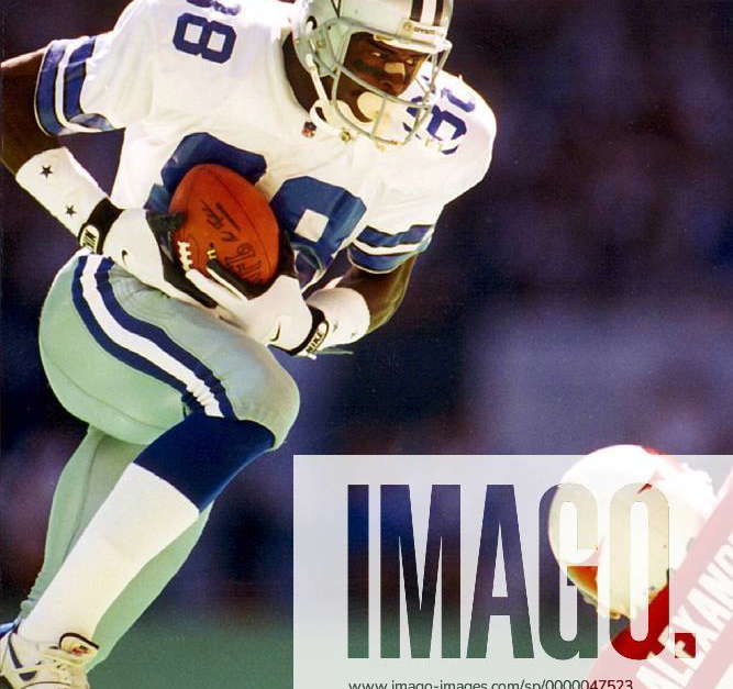 NFC: Cornerback Neon Deion Sanders läuft mit dem Ei American Football ...