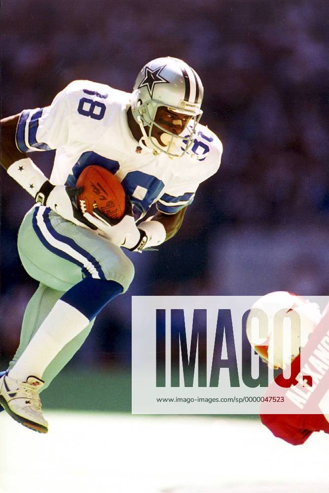 NFC: Cornerback Neon Deion Sanders läuft mit dem Ei American Football ...