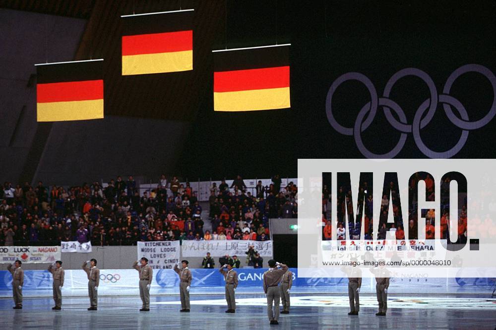 Siegerehrung über 3000m - drei deutsche Fahnen werden in der M-Wave ...