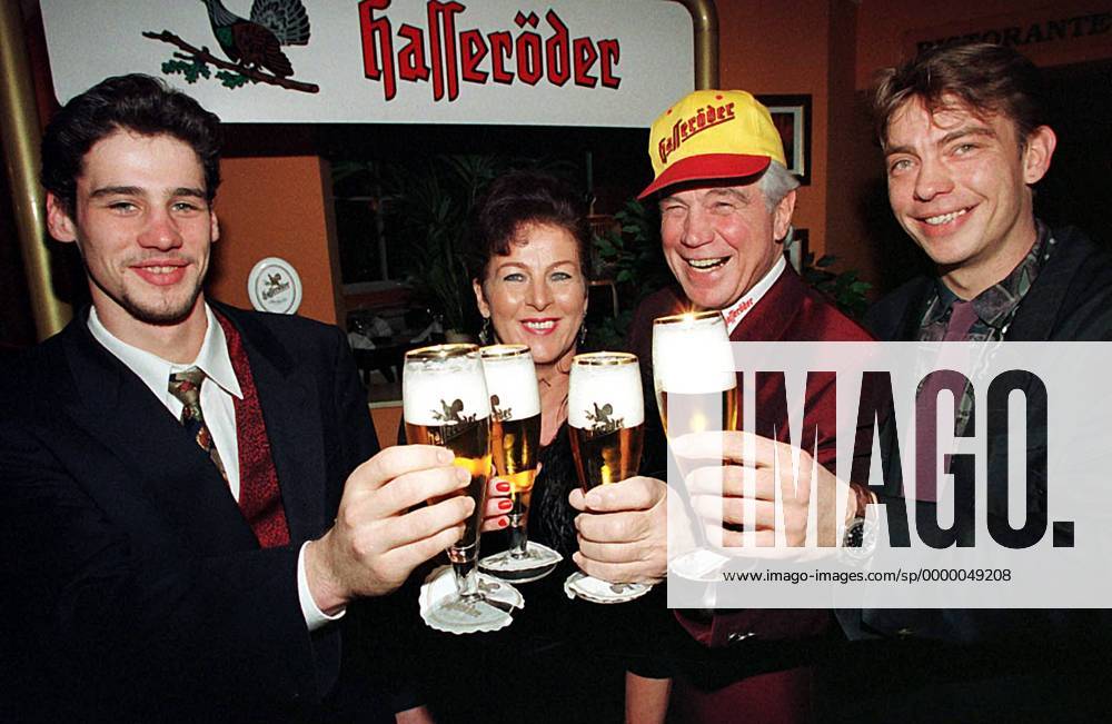 Karl Mildenberger stößt an seinem 60. Geburtstag mit Ehefrau Myriam und ...