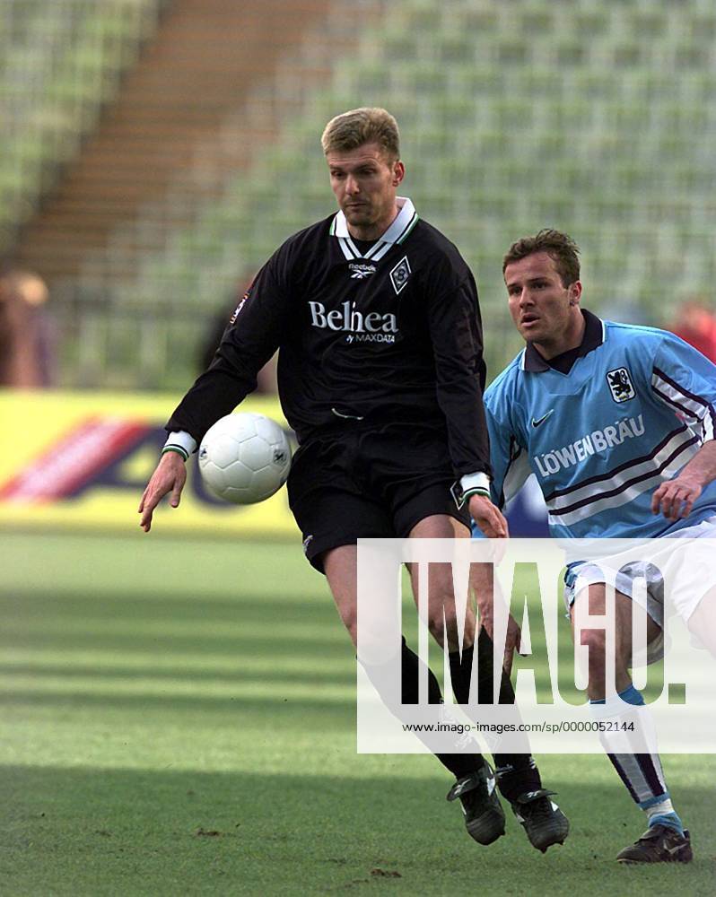 Gladbachs Andrzej Juskowiak mit Ball vor Holger Greilich Fußball 1. BL ...