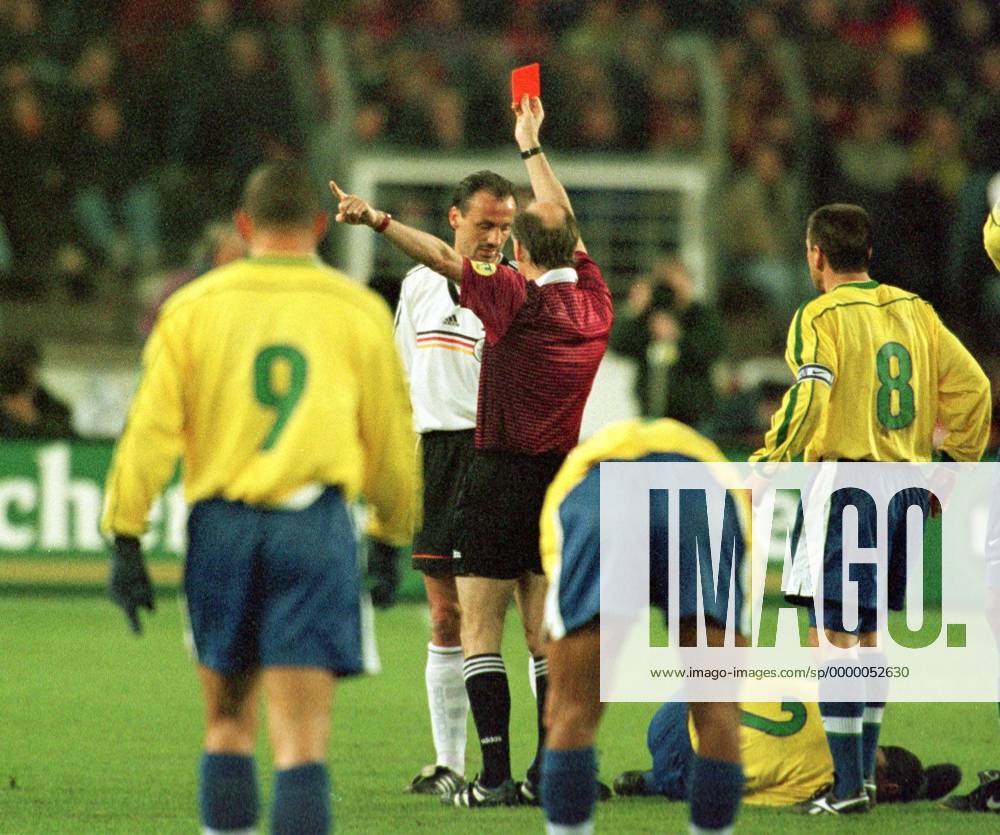 Schiedsrichter Elleray zeigt Kohler die rote Karte nach grobem Foul an ...