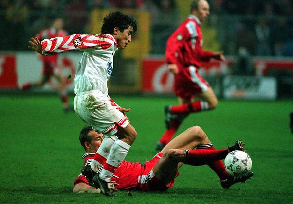 Lauterns Michael Schjönberg-Christensen beim Duell um den Ball gegen ...